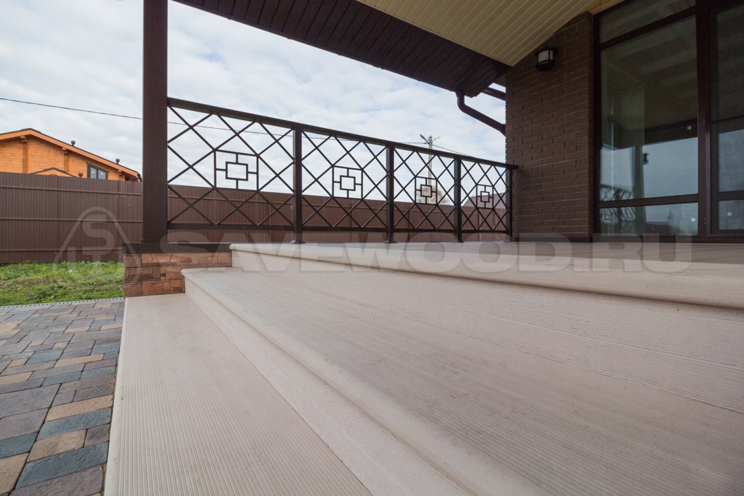 Ступени и терраса ДПК бежевого цвета - SAVEWOOD