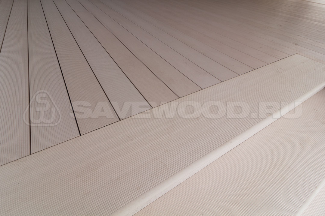 Ступени и терраса ДПК бежевого цвета - SAVEWOOD