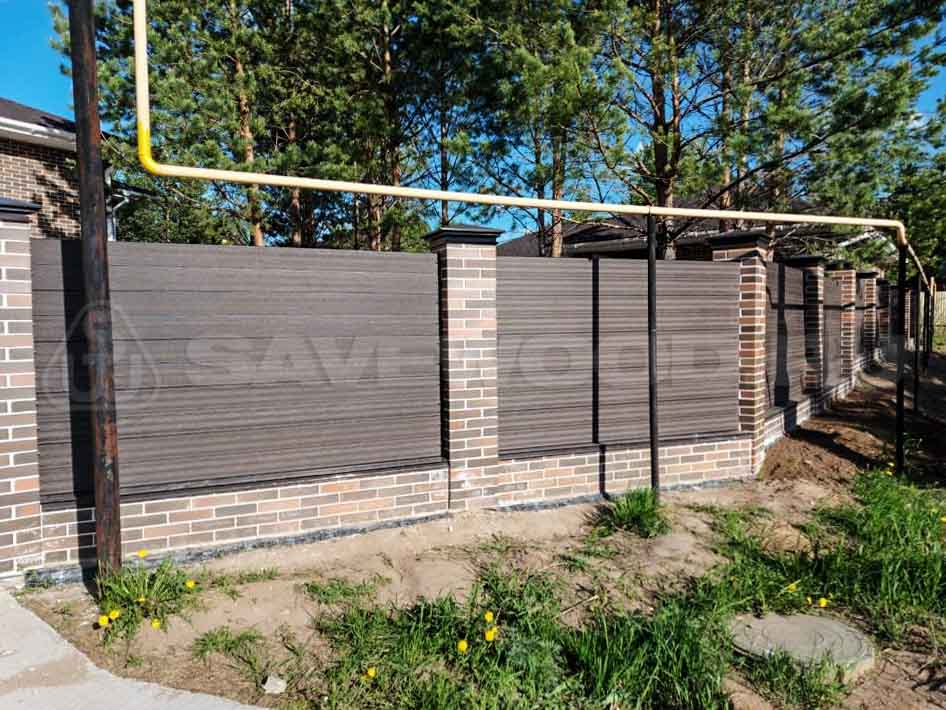 Забор для дачи. Доска ДПК и кирпичные столбы - SAVEWOOD